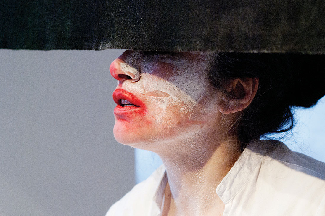 Performista Janet Toro prueba los límites de su cuerpo y el dibujo en ...